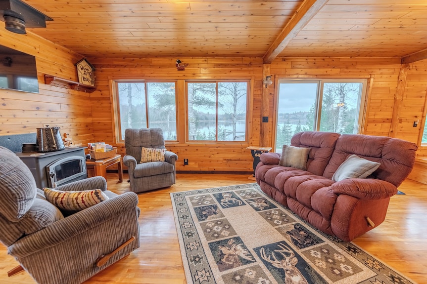 Up Lakeside Cabin - Spring Lakeside Retreat Calm Waters & Quiet Forest Views - Bewabic State Park, Crystal Falls