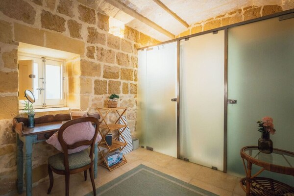 Traditional 500 Year Old Gozitan Townhouse - Malta