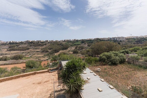 Property With Pool Access - Xaghra Near Marsalforn - Malta