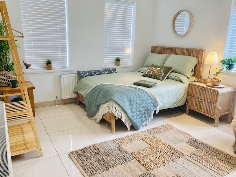 1 Bed Flat - Sleeps 2 - Parking - Garden - Londonderry