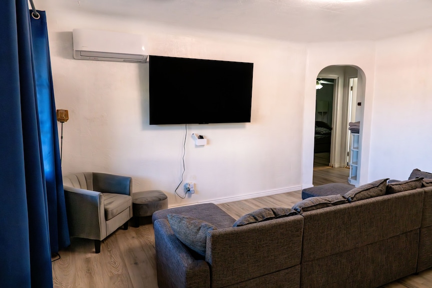 Cozy 2-bedroom House With Private Hot Tub! Centrally Located In Albuquerque! - Albuquerque, NM