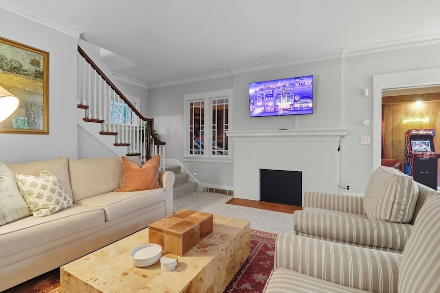 1920s Cottage With Hot Tub, Fire Pit And Game Room - Rockford, IL