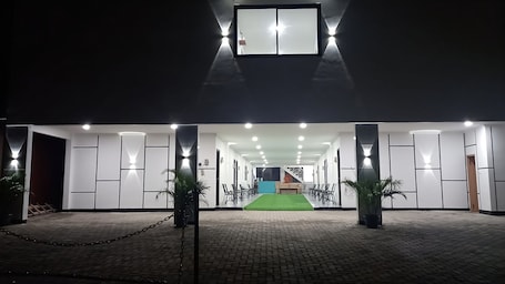 Fachada do alojamento. Hotel Wisma Syariah