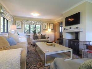 4 bedroom accommodation in Royal Wootton Bassett Reviews, Deals ...