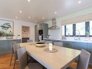 4 bedroom accommodation in Royal Wootton Bassett Reviews, Deals ...