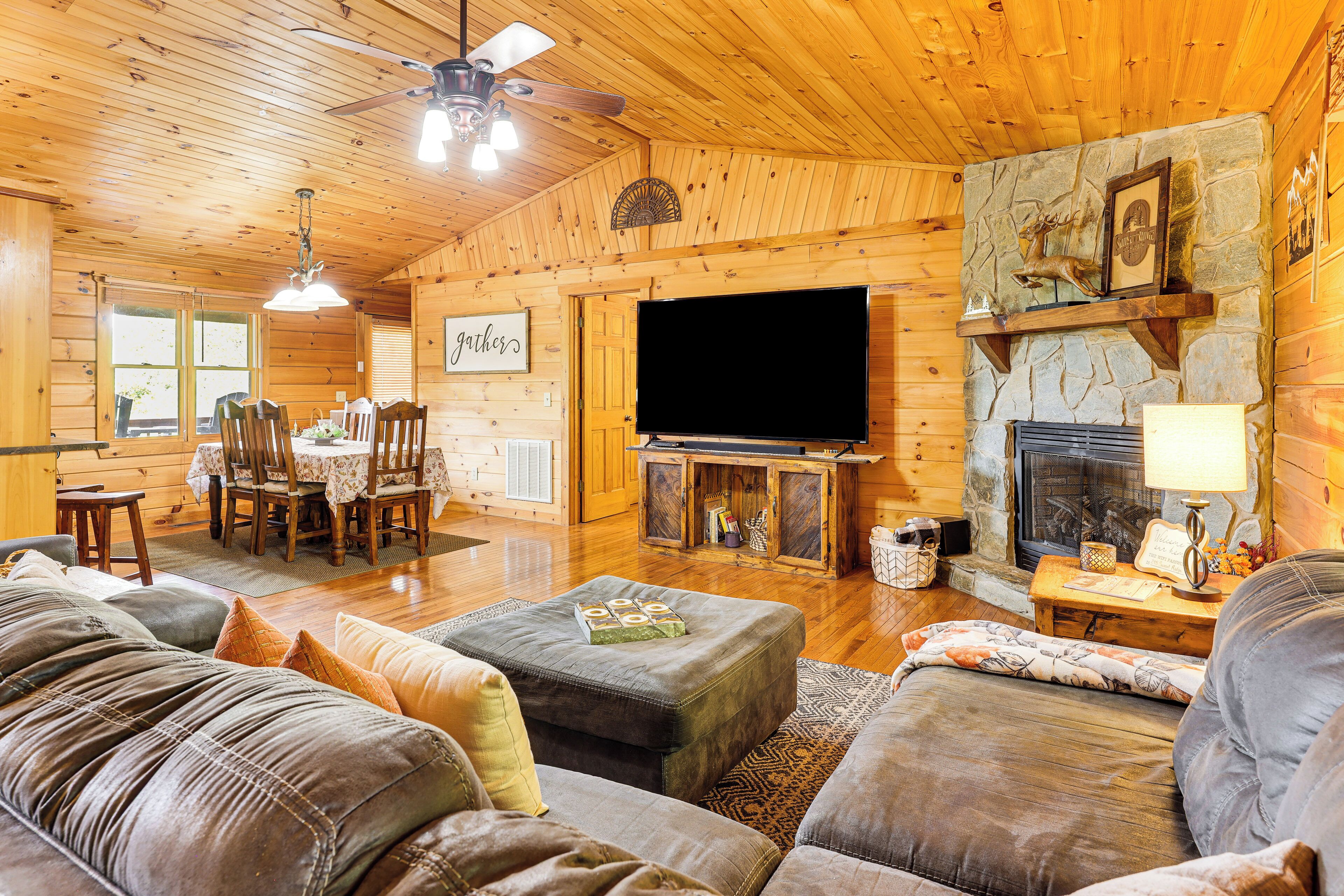 Deck & Mtn Views: 'Sunset Ridge Cabin' In Murphy - Murphy, NC