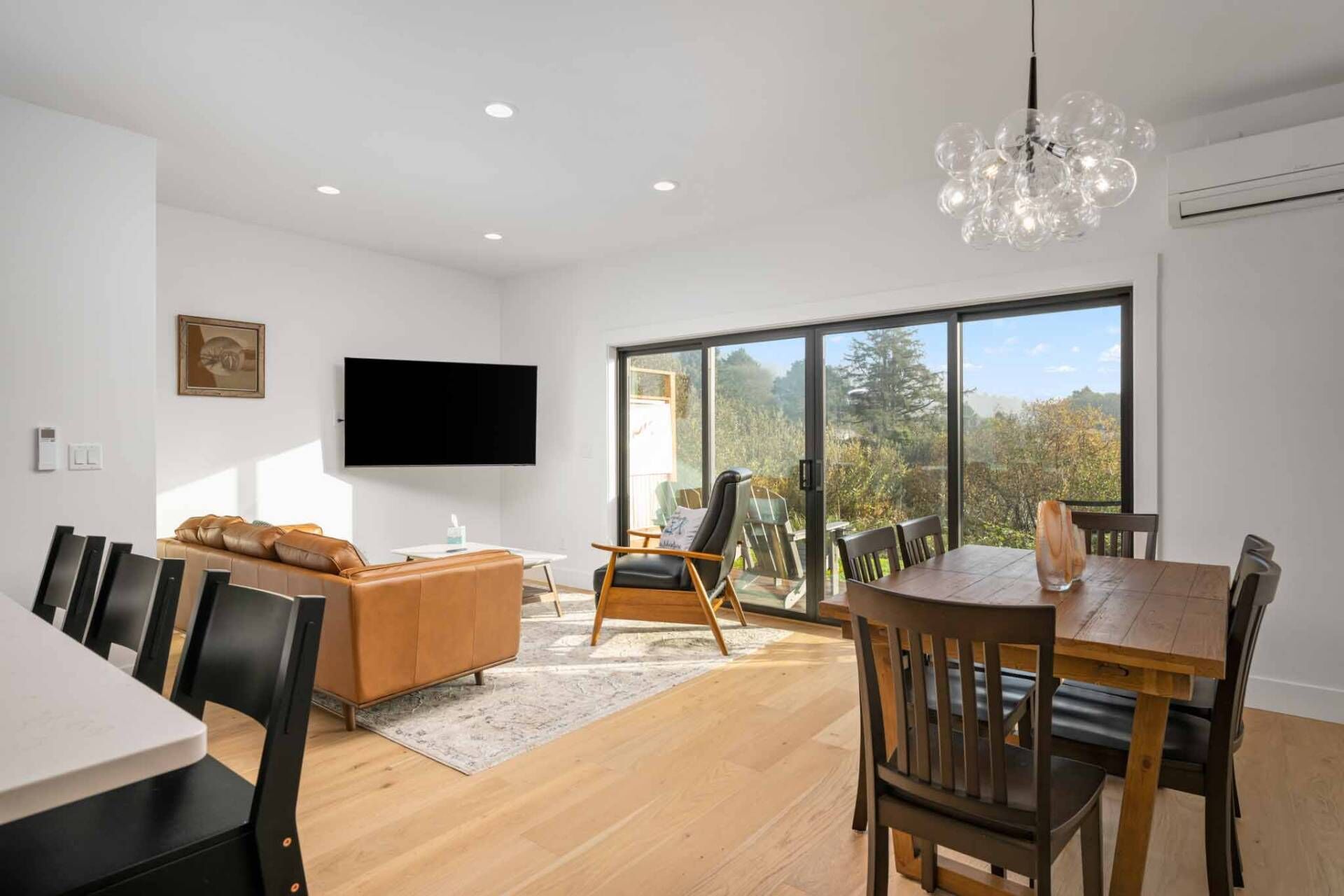 Lakefront Serenity  Entire Townhome (Unit1) W/ Deck & Spa-inspired Bath, Near Beach, Pet Friendly - Tillamook, OR