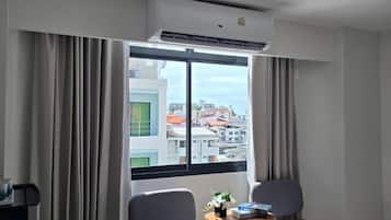 Quarto Duplo Deluxe | Secretária adequada para computadores portáteis