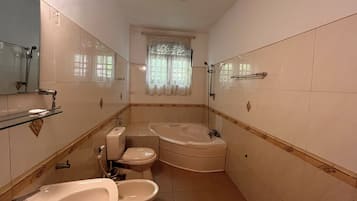 Quarto casal, vista para o jardim | Banheiro | Produtos de toalete grátis, toalhas de banho, sabonete, shampoo