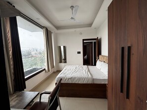 Secretária, secretária adequada para computadores portáteis