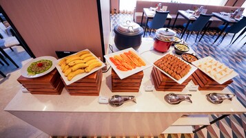 Pequeno-almoço tipo buffet diário mediante uma taxa