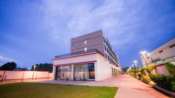 Fachada do alojamento (tarde/noite)