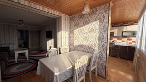 Apartamento conforto, sacada, vista para a cidade | Cortinas blackout, quartos à prova de som, ferros/tábuas de passar roupa