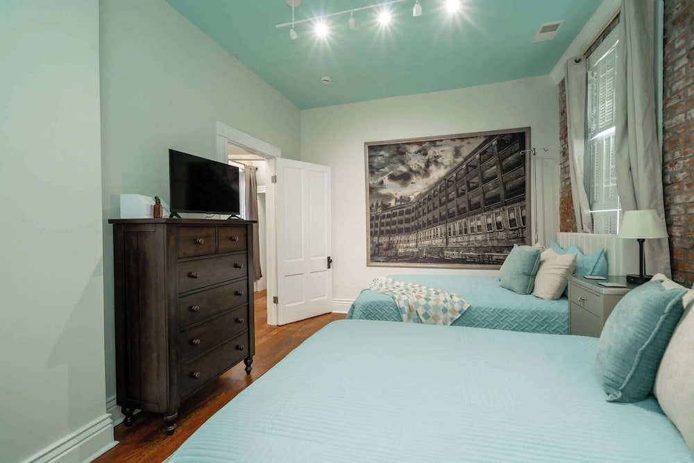 New! Louisville Lore in NuLu - 6beds!3ba! Hot Tub! Reviews, Deals ...