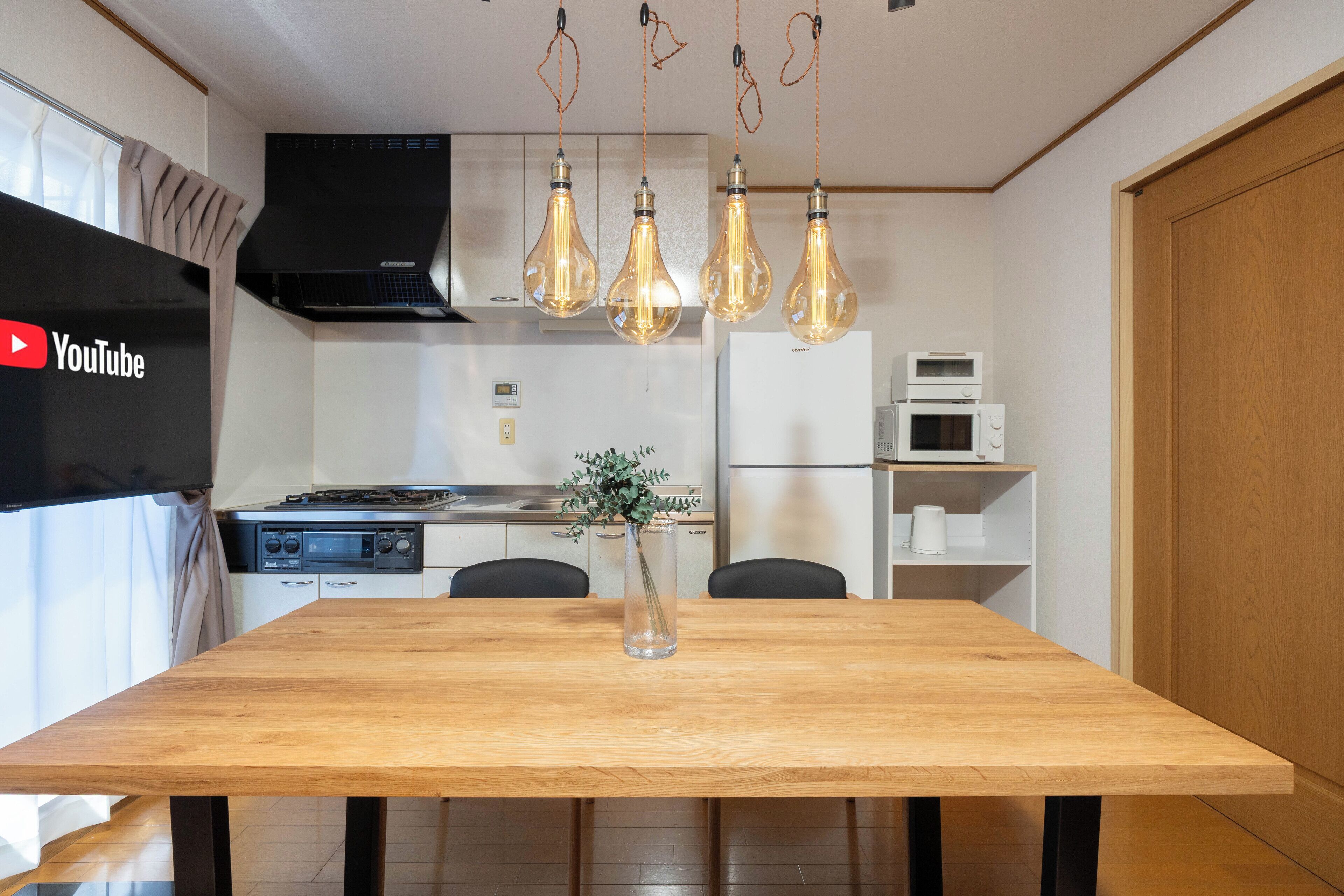 Apartamento, varanda | Sala de estar | Televisor de ecrã plano de 65 polegadas com canais digitais 