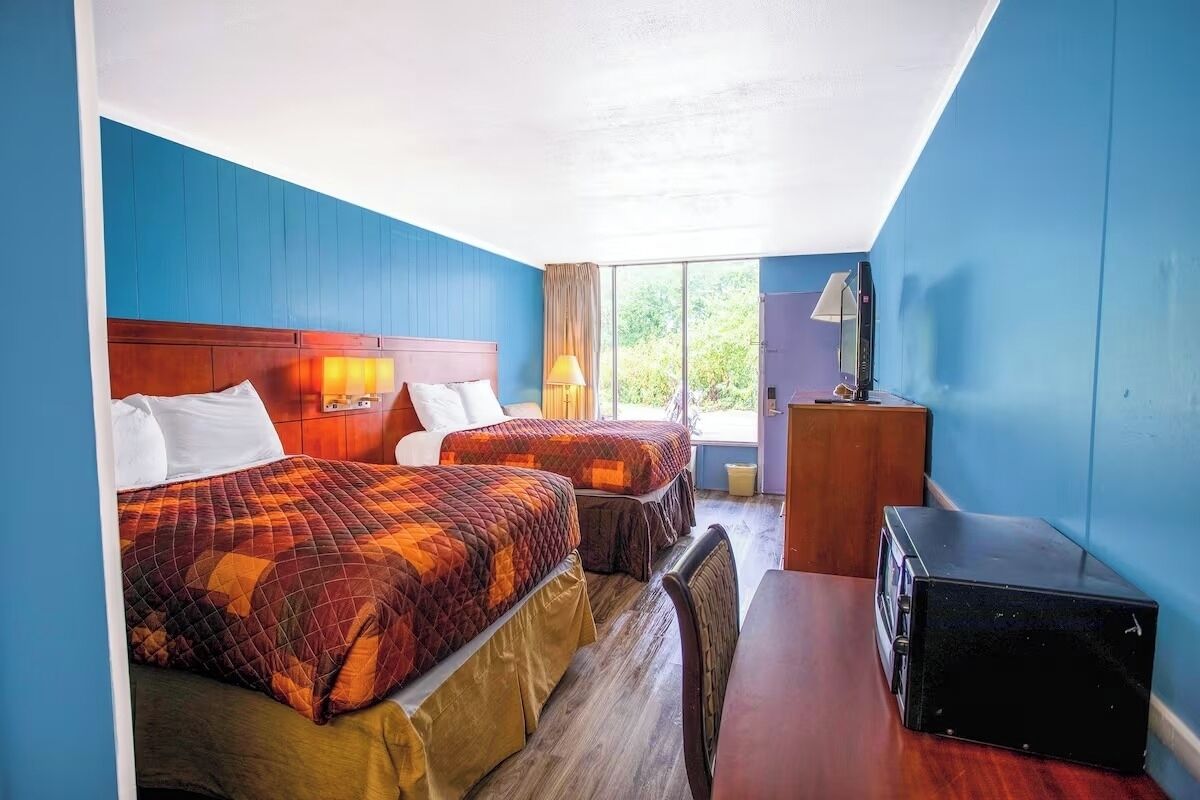 Simplify Travel With Convenient Room Near Piedmont Triad Airport - High Point, NC