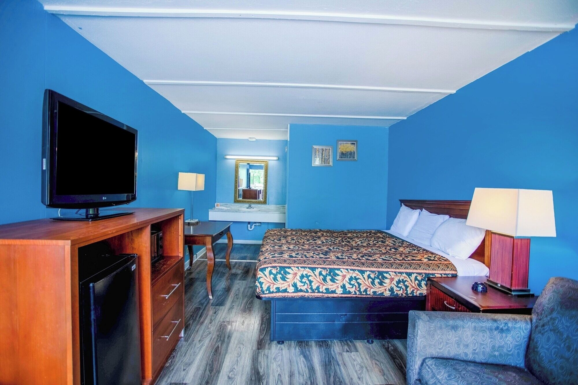 Relax In Comfort With A King-sized Bed And Free Parking Included - High Point, NC