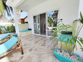 Quarto casal econômico, varanda, vista para a piscina | Cofres nos quartos