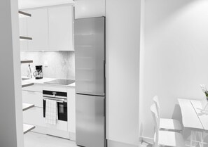 Geladeira, micro-ondas, fogão, cooktop