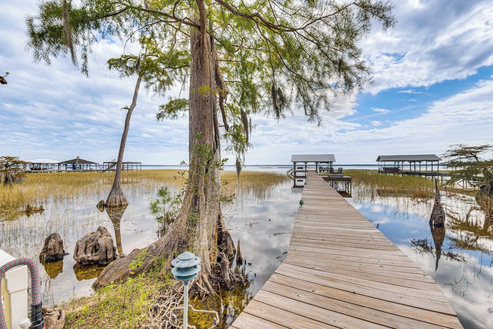 Fish, Swim & Grill: Lakefront Carolina Home! - Lake Waccamaw, NC