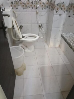 Um polibã, artigos de higiene pessoal grátis, toalhas fornecidas, sabão