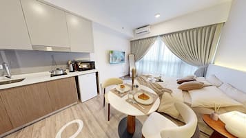 Quarto Duplo Familiar, Vista para a cidade | Secretária, secretária adequada para computadores portáteis