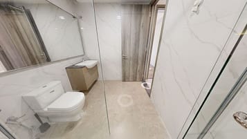Quarto Duplo Familiar, Vista para a cidade | Casa de banho | Um polibã, um secador de cabelo, toalhas fornecidas, sabão