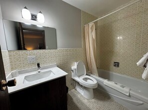 Chuveiro/banheira combinados, toalhas de banho, sabonete, shampoo