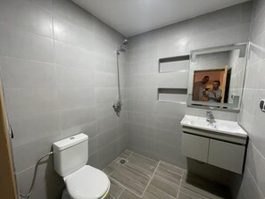Quarto conforto, vista para o vale | Banheiro | Toalhas de banho, sabonete, shampoo, papel higiênico
