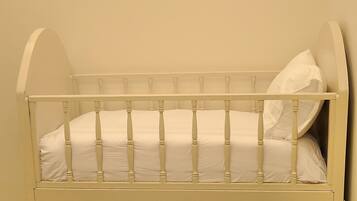 Quarto Quádruplo Deluxe, vista deserto | Secretária, cortinas/cortinados opacos, quartos insonorizados