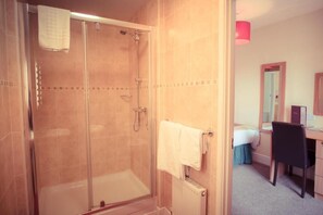 Quarto Individual, vista para o jardim | Casa de banho | Um polibã, um secador de cabelo, toalhas fornecidas 