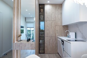 Apartamento luxo, sacada, vista para o parque | Cozinha privada | Frigobar, cooktop, máquina de café expresso, chaleira elétrica