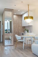 Apartamento luxo, sacada, vista para o parque | Área de estar | TV de tela plana 100 cm com canais digitais, lareira, pisos aquecidos