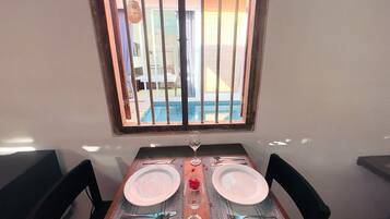 Suite Romântica, vista para a piscina | Cozinha privada