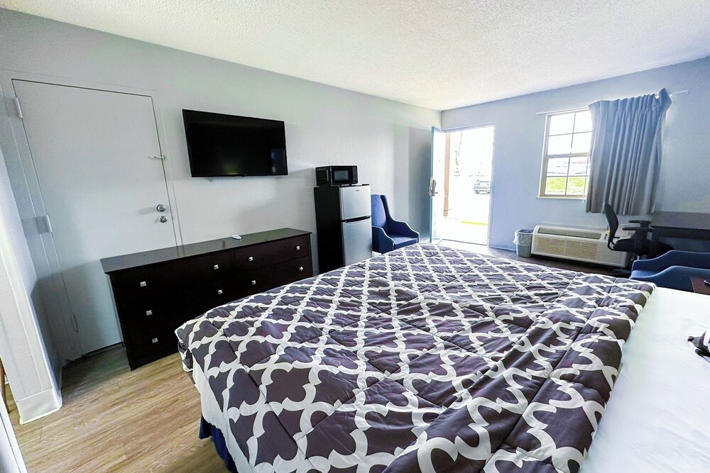 Clean Room wiht King Bed and Fridge, Microwave – Close to Local Parks ...