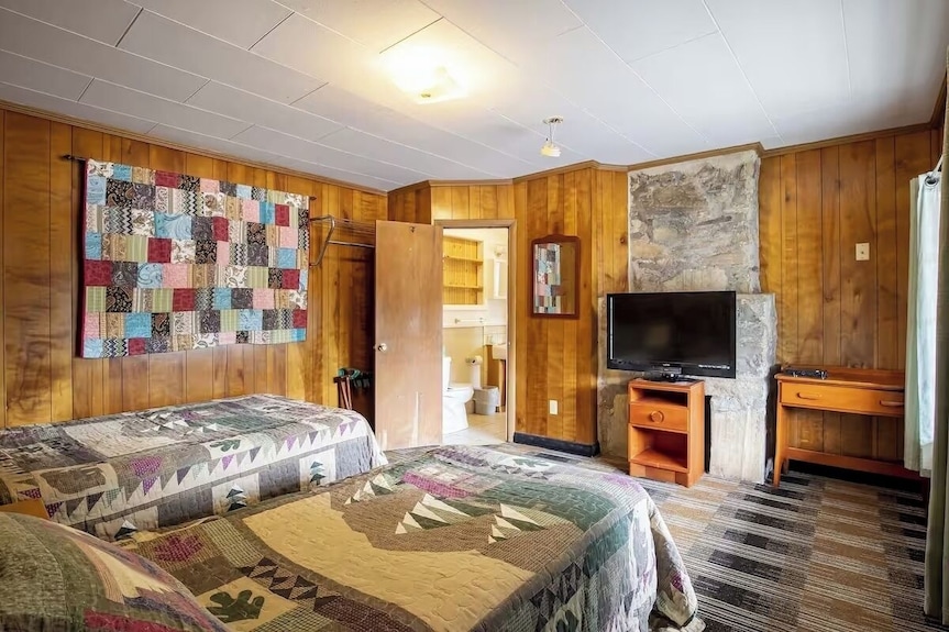 Affordable Riverside Room W/ Scenic Views Ideal For Rest After Mountain Trips - Cherokee