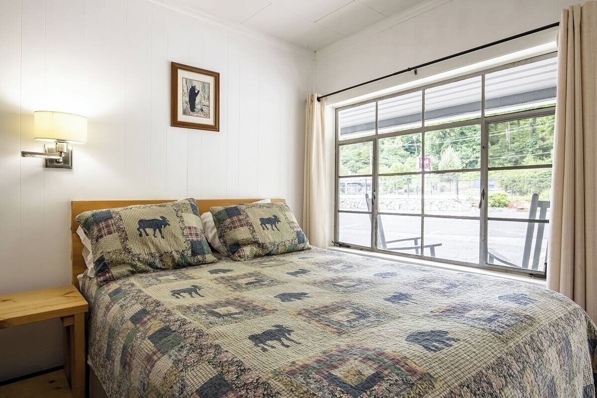 Tasteful Room W/ River Access, Picnic Area & Peaceful Smoky Mountain Setting - Cherokee