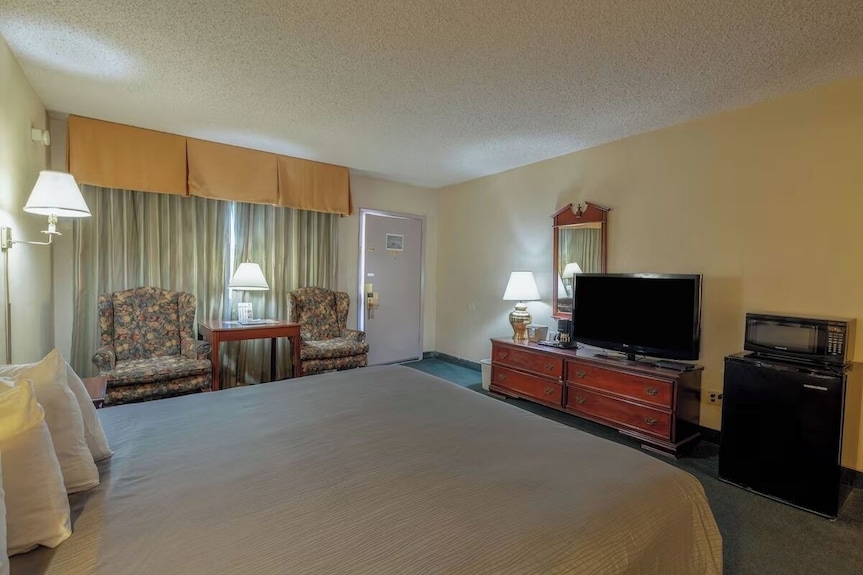 Room W/ Microwave & Fridge Near Route 66 Great For Quick Lunch Stops In Gallup - 갤럽