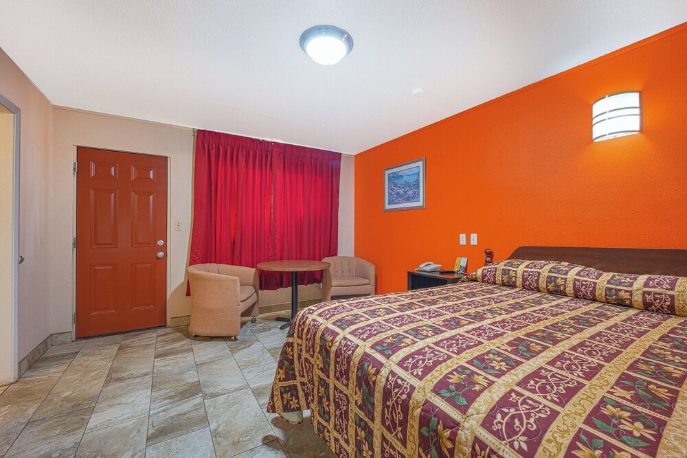 King Room for Travelers Near Local Restaurants & Rio Grande Outlet ...