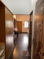 Quarto triplo luxo | Escrivaninha, espaço de trabalho para notebook, quartos à prova de som