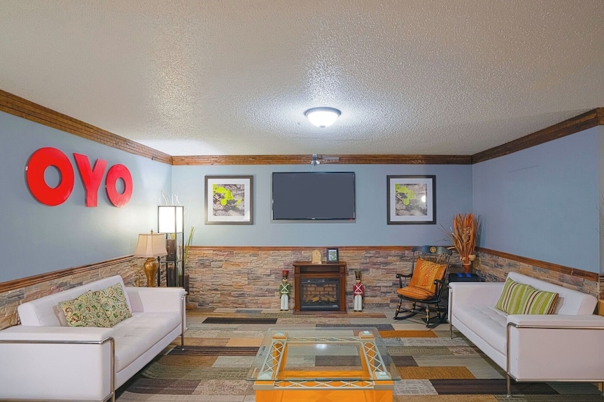 Affordable King Bed Room Near Casino, Park, & Restaurants In Redwood Falls - 레드우드 카운티