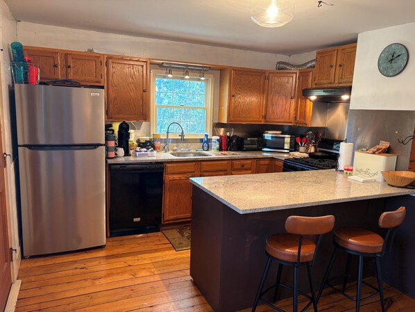 Um frigorífico, um micro-ondas, um forno, uma placa de cozinha 