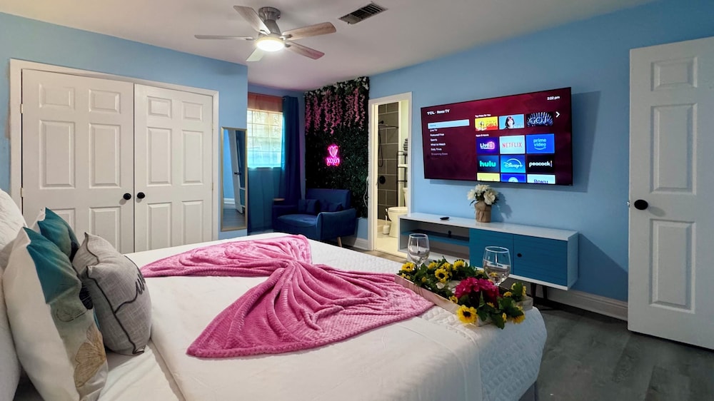 Joan House, Sleep 12, Game Room, Beach, Casino - Gulfport | Stayz