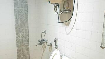 Quarto Familiar | Casa de banho | Um polibã, artigos de higiene pessoal grátis, toalhas fornecidas, sabão