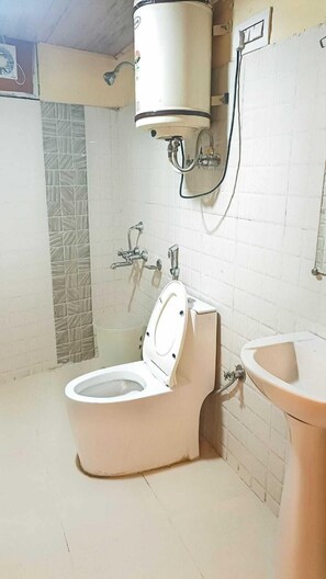 Quarto Familiar | Casa de banho | Um polibã, artigos de higiene pessoal grátis, toalhas fornecidas, sabão 