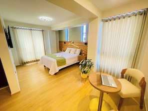 Suíte básica | Escrivaninha, espaço de trabalho para notebook