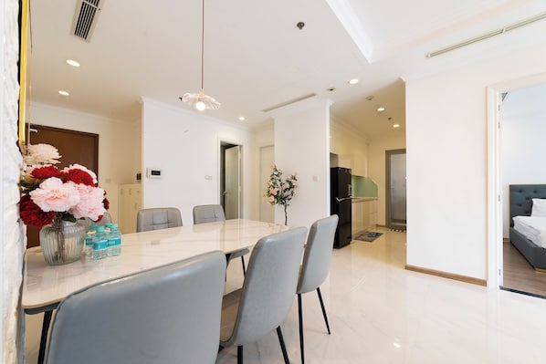 Apartamento superluxo, sacada, vista para a cidade | Escrivaninha, espaço de trabalho para notebook, Wi-Fi de cortesia