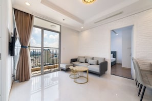 Apartamento superluxo, sacada, vista para a cidade | Escrivaninha, espaço de trabalho para notebook, Wi-Fi de cortesia
