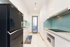 Apartamento superluxo, sacada, vista para a cidade | Escrivaninha, espaço de trabalho para notebook, Wi-Fi de cortesia