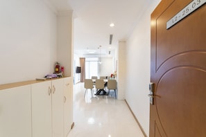 Apartamento superluxo, sacada, vista para a cidade | Escrivaninha, espaço de trabalho para notebook, Wi-Fi de cortesia